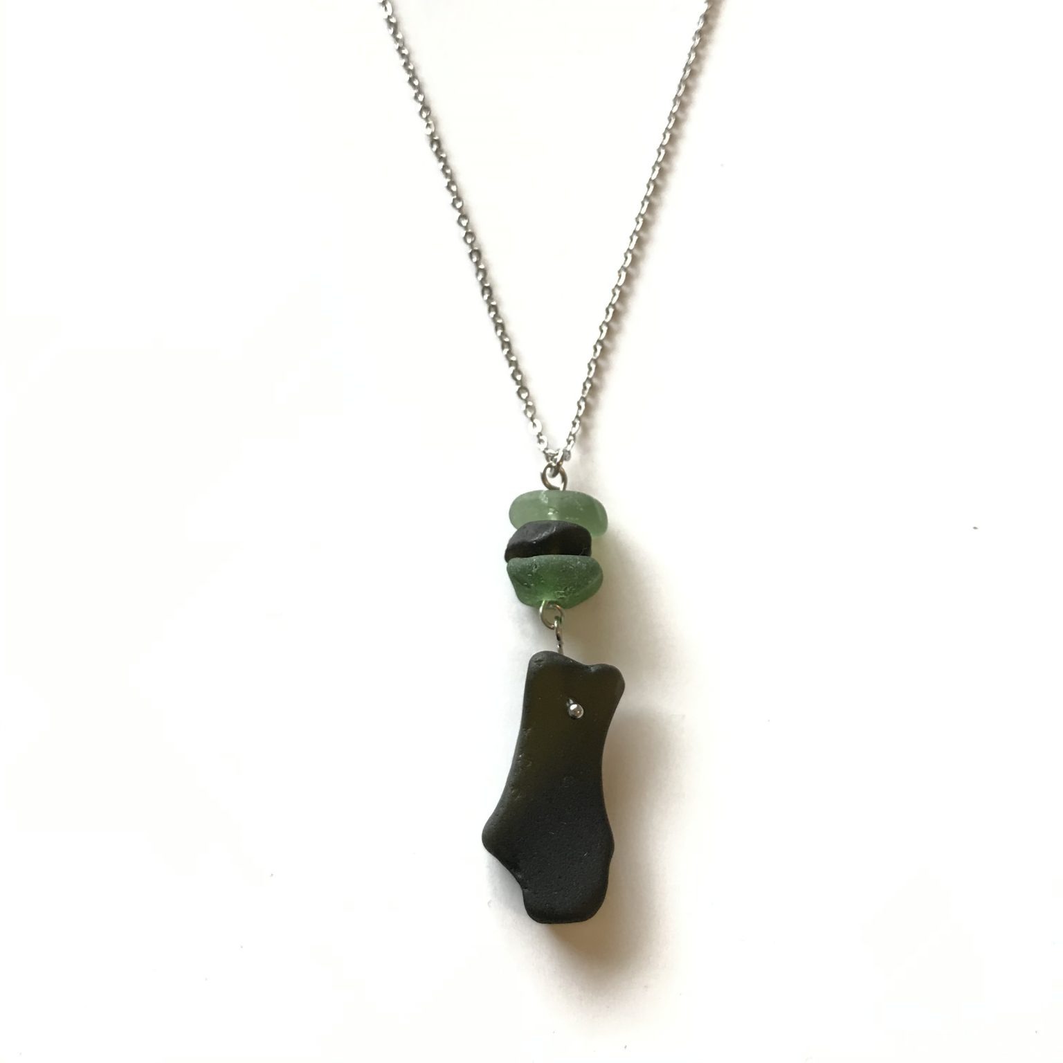 Collier PRESQU’ÎLE Noir & Vert | Pendentif en verre recyclé | SABLE VERT