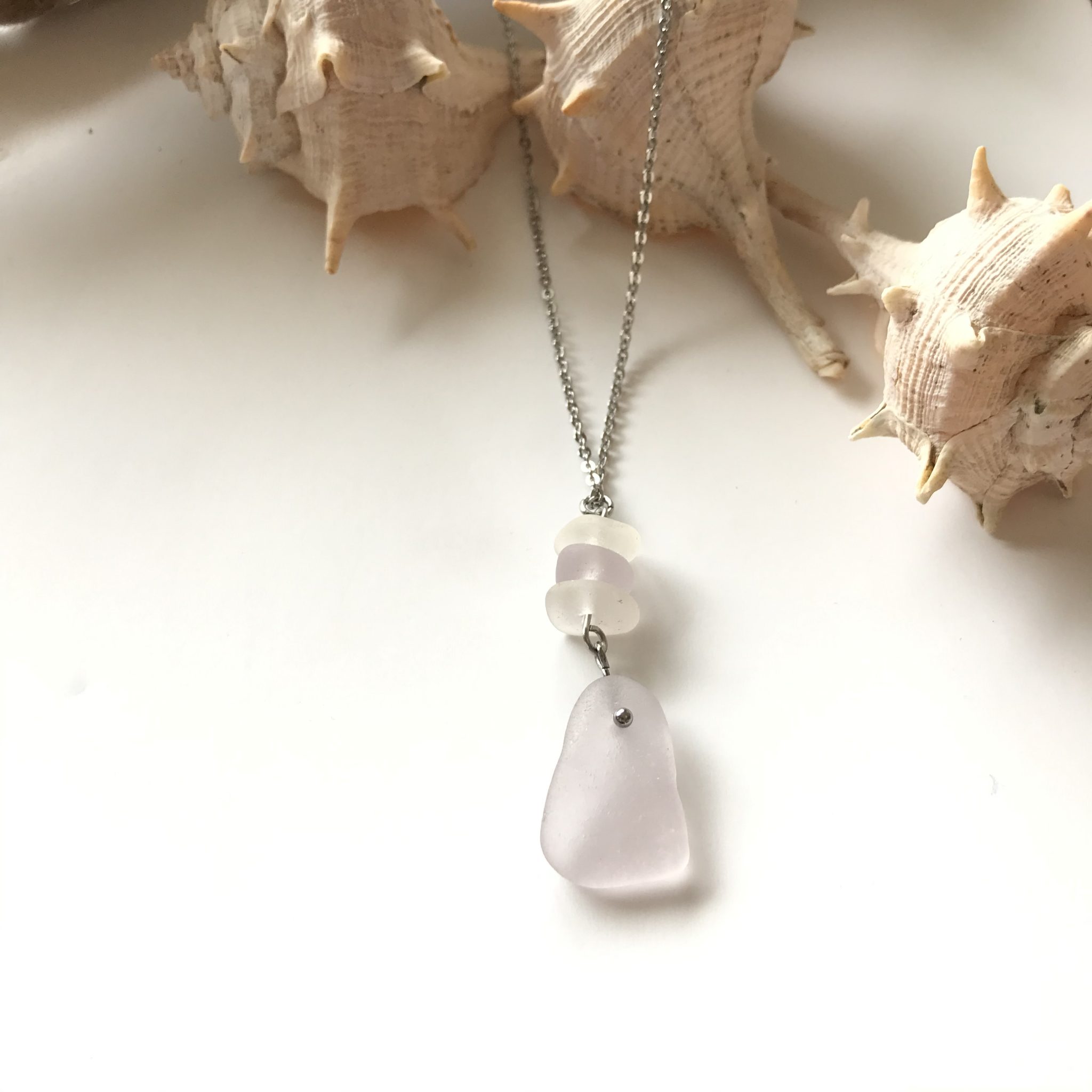 Collier PRESQU’ÎLE Rose parme | Pendentif en verre recyclé | SABLE VERT